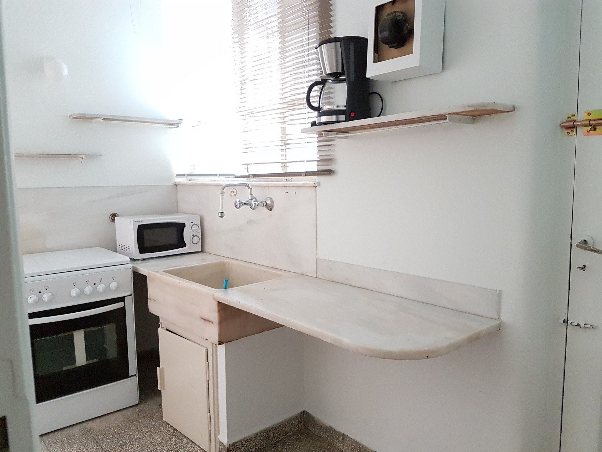 Red Room 4: 14m2 room, in a very central 140m2 apartment, 1min AUEB ...